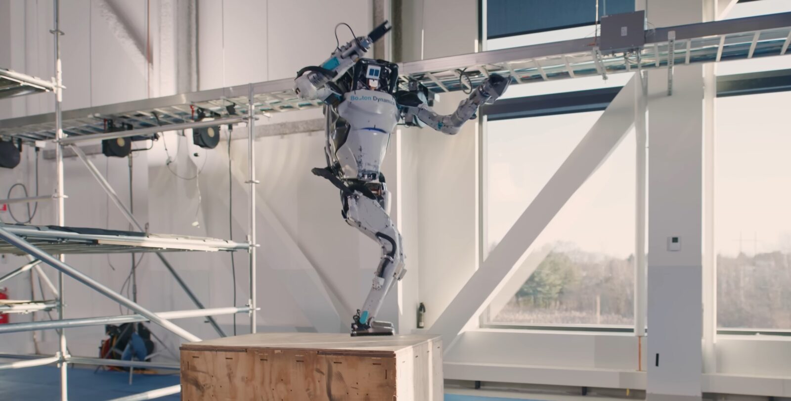 Atlas nie przestaje zachwycać. Robot poszedł do roboty Atlas nie przestaje zachwycać. Robot poszedł do roboty