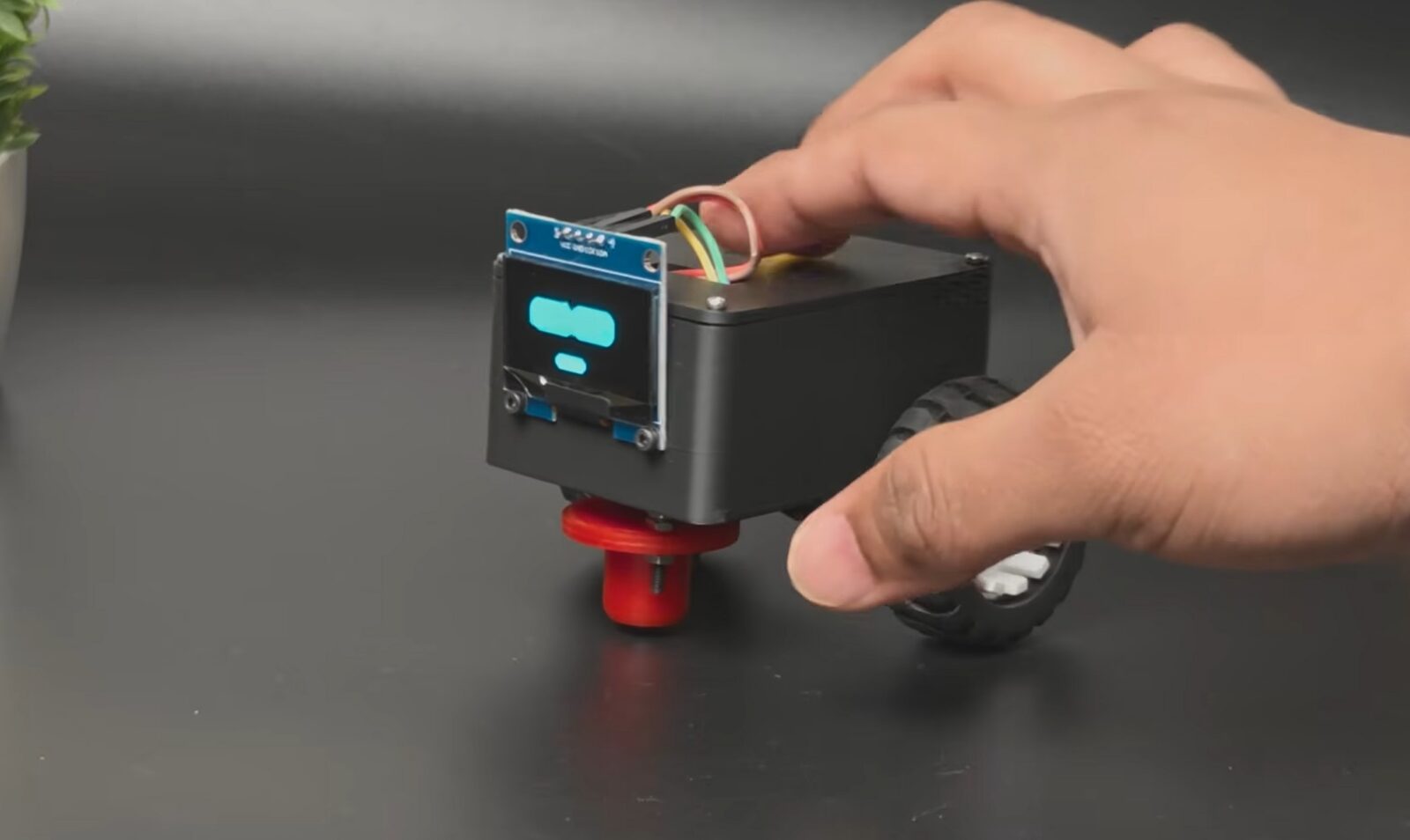 Mały robot, którego możesz zbudować sam. Ten projekt DIY wygląda ...